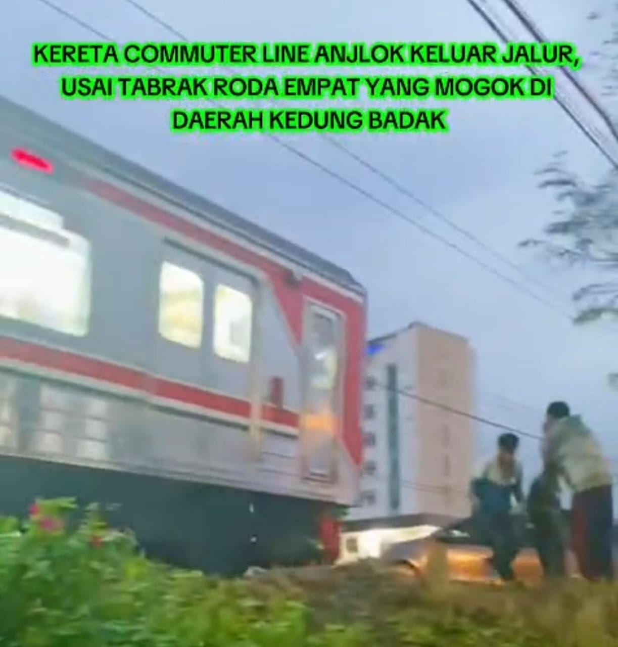 Mobil Mati di Rel, KRL Commuter Line Seruduk dan Anjlok di Bogor ...